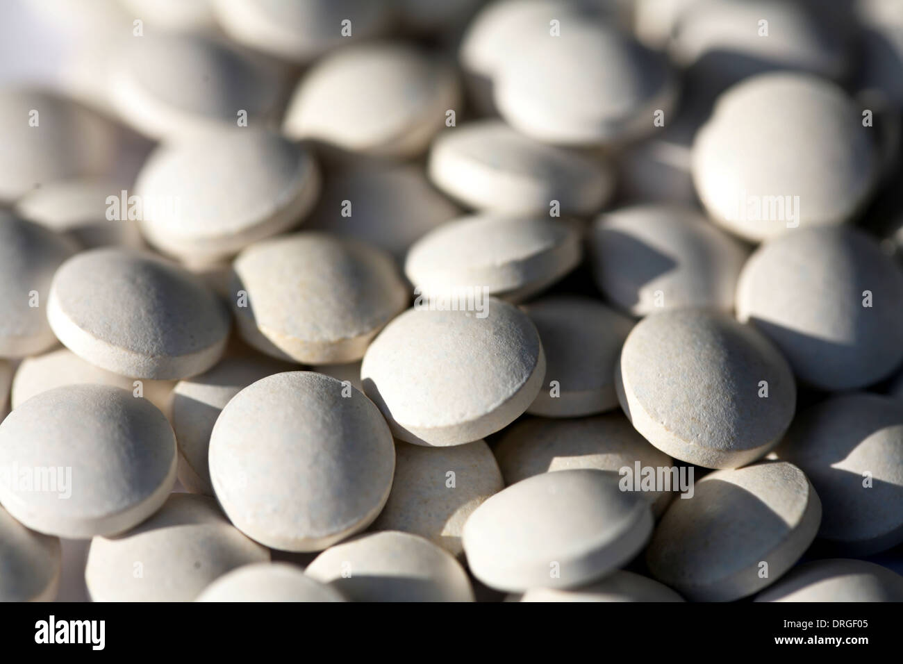 Many white pills Stock Photo - Alamy