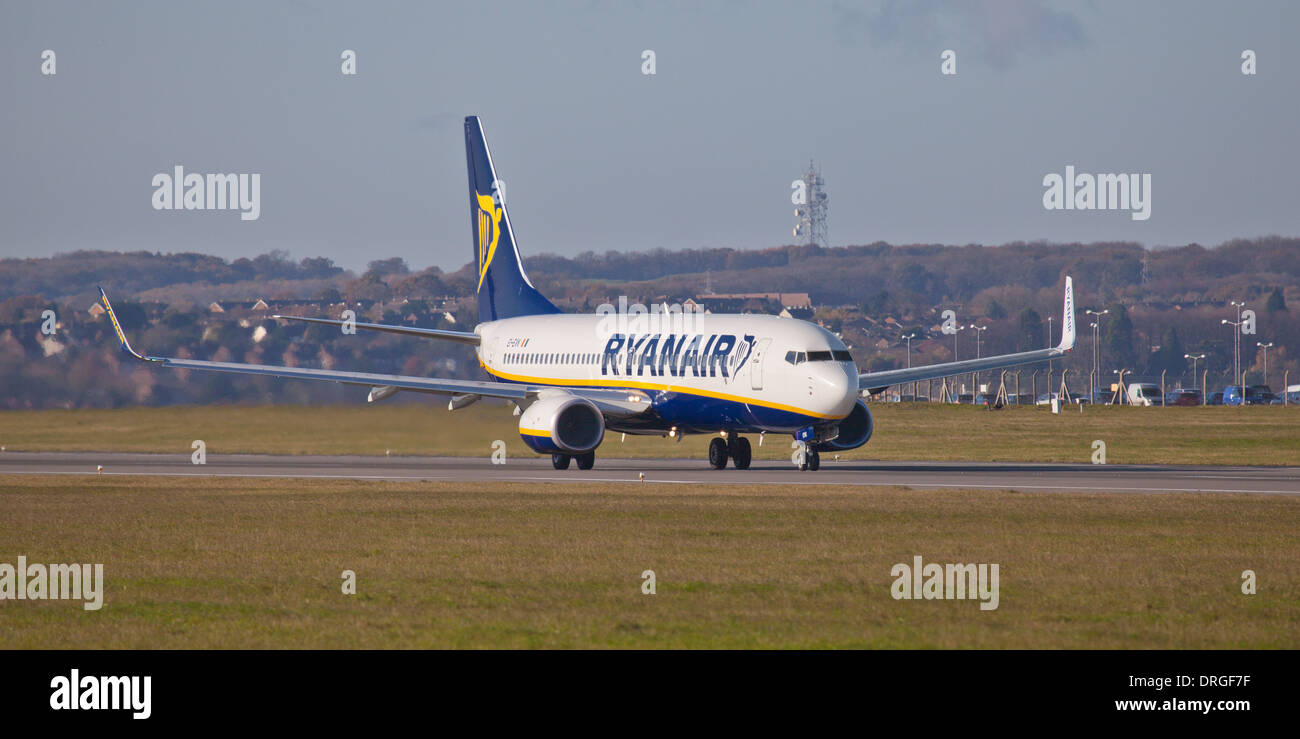 Ryanair 737 taking off from luton airport hi-res stock photography and ...