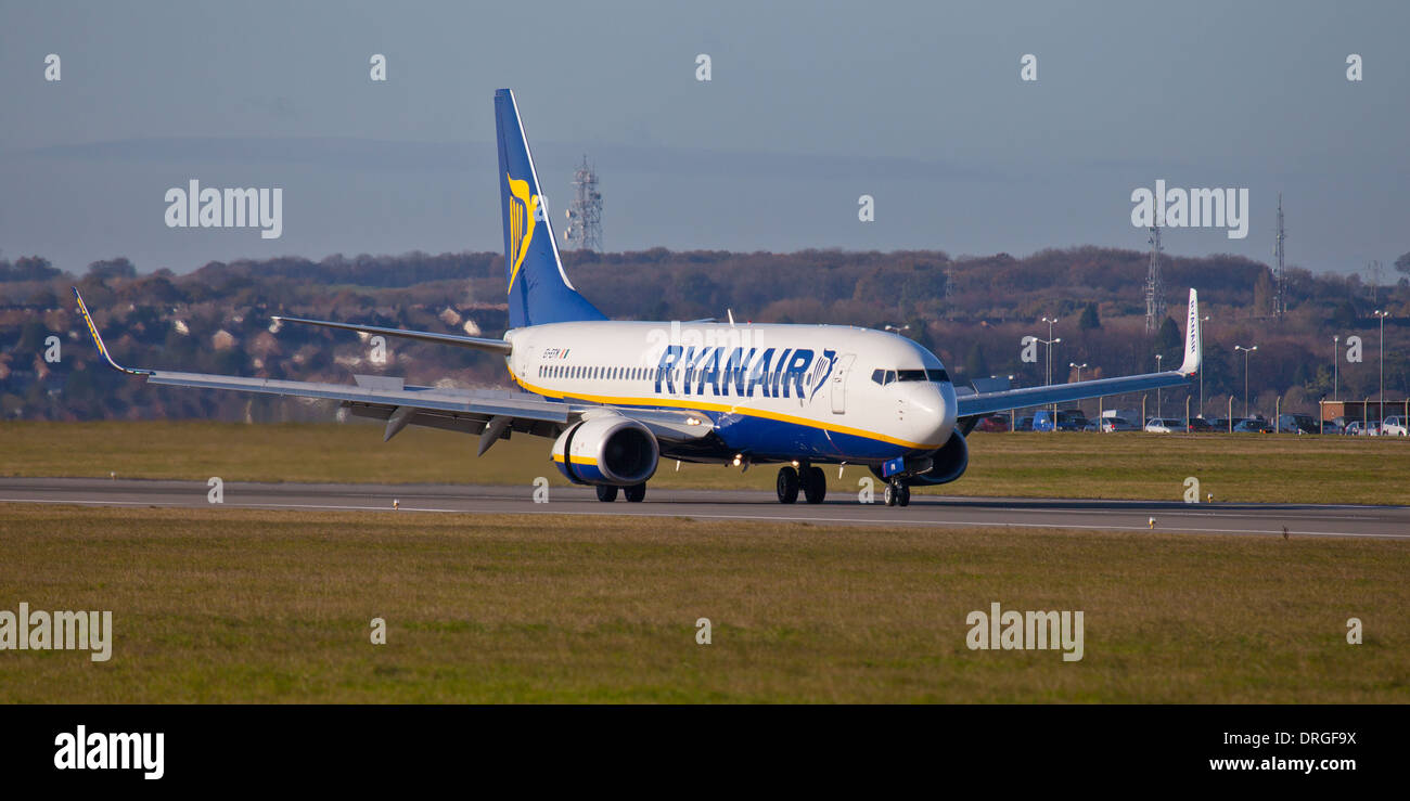 Ryanair Boeing 737 EI-EFM landing at London-Luton Airport LTN Stock ...