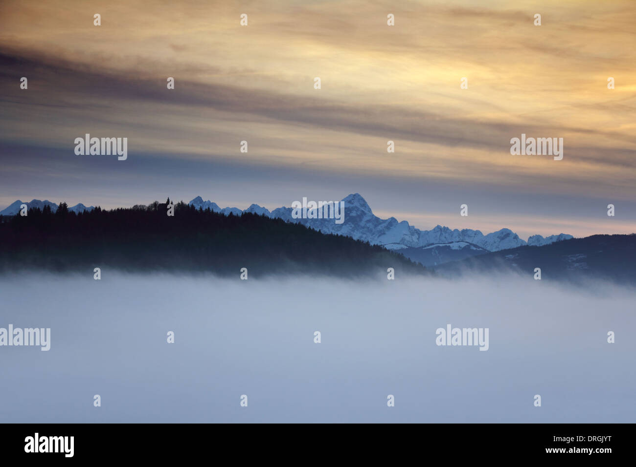 Fog below mountains hi-res stock photography and images - Alamy