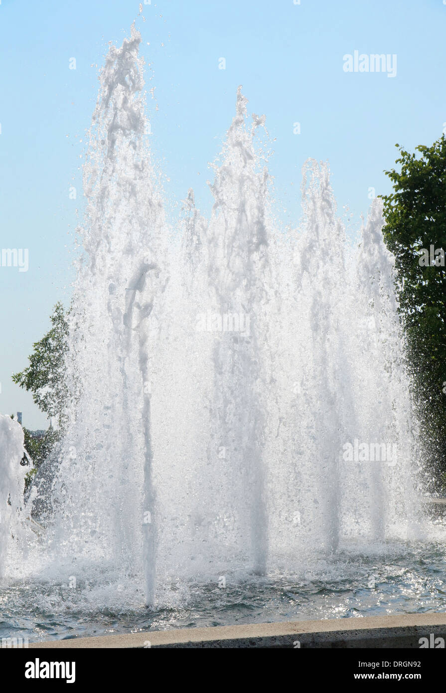 Spray water feature pond hi-res stock photography and images - Alamy