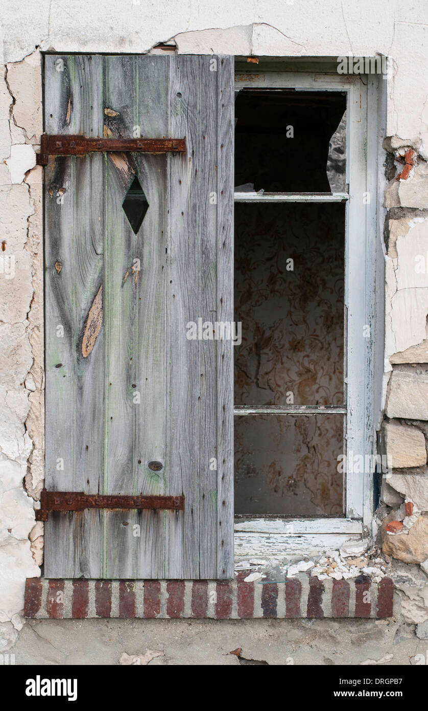 Broken shutter hi-res stock photography and images - Alamy