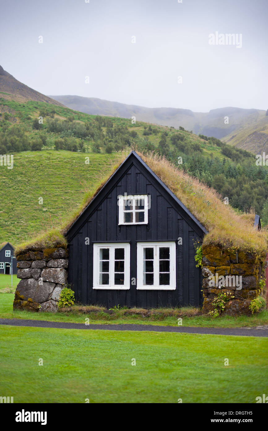 Overgrown cabin hi-res stock photography and images - Alamy