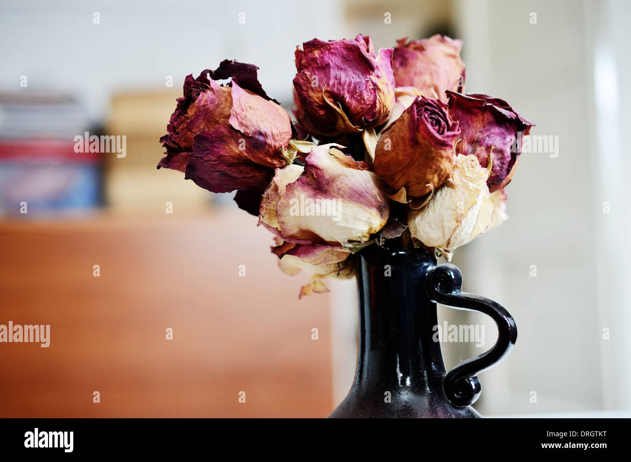 Dead flower bouquet hi-res stock photography and images - Alamy