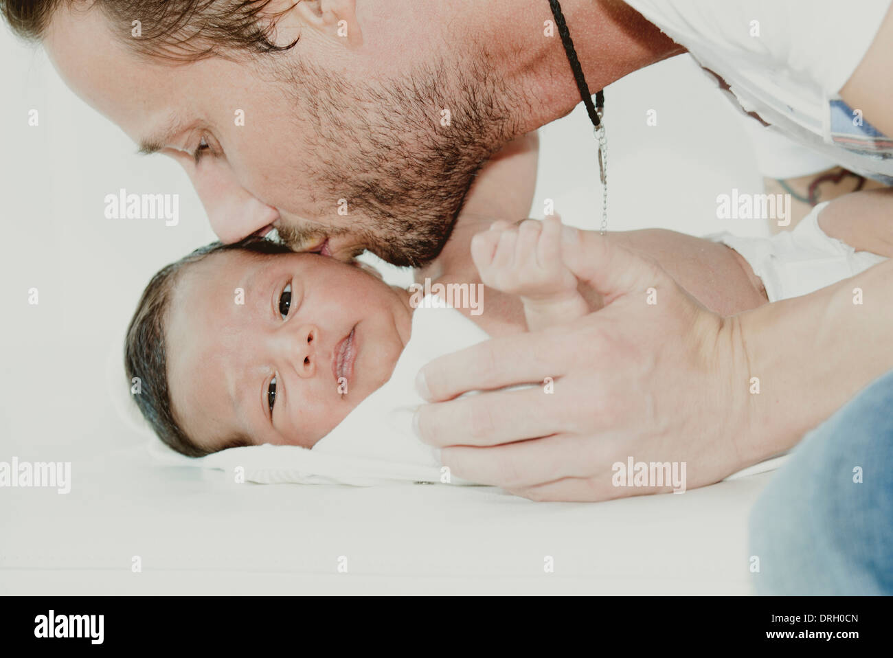 Vater mit Baby - father with baby Stock Photo - Alamy