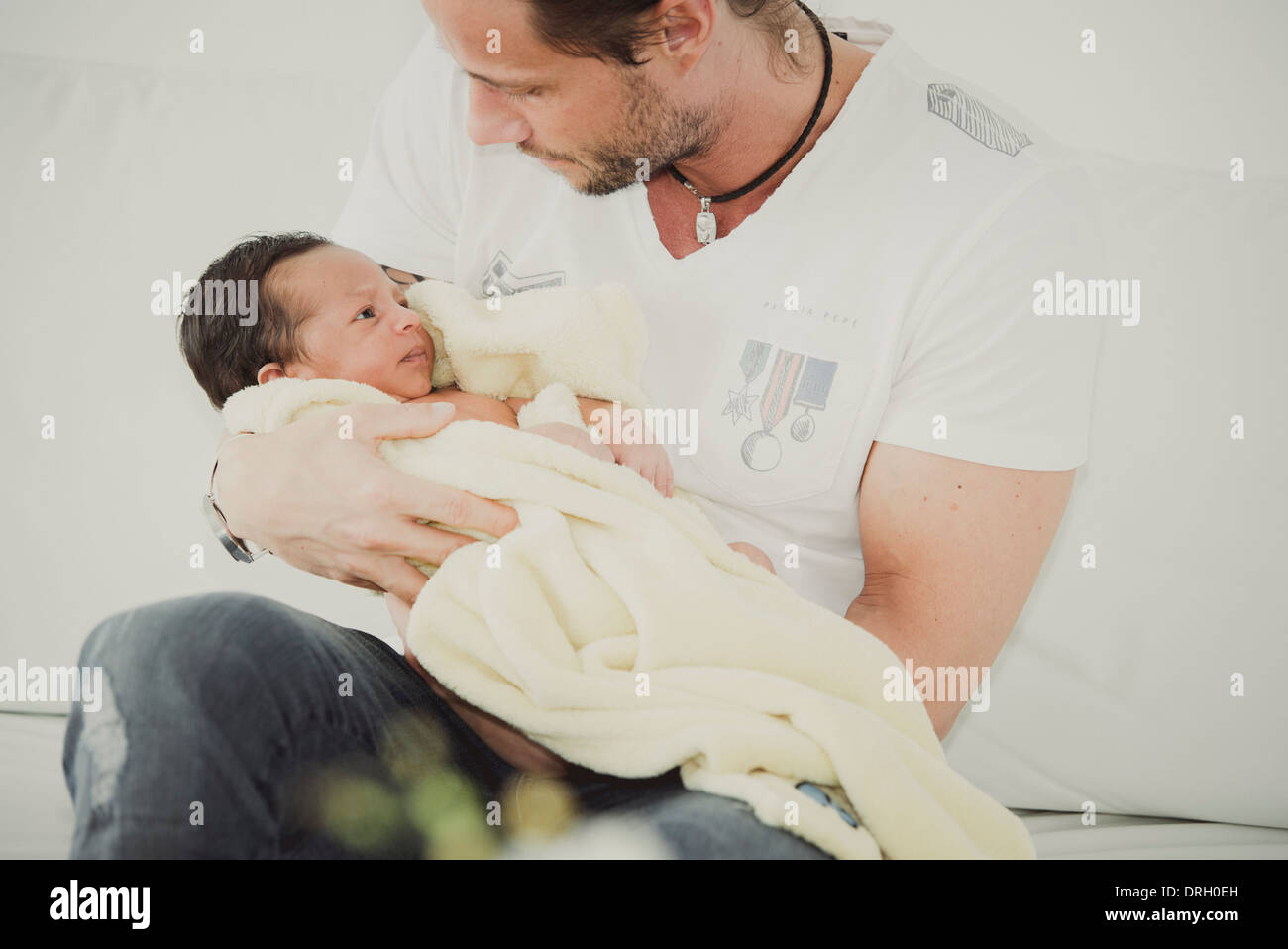 Vater mit Baby - father with baby Stock Photo - Alamy