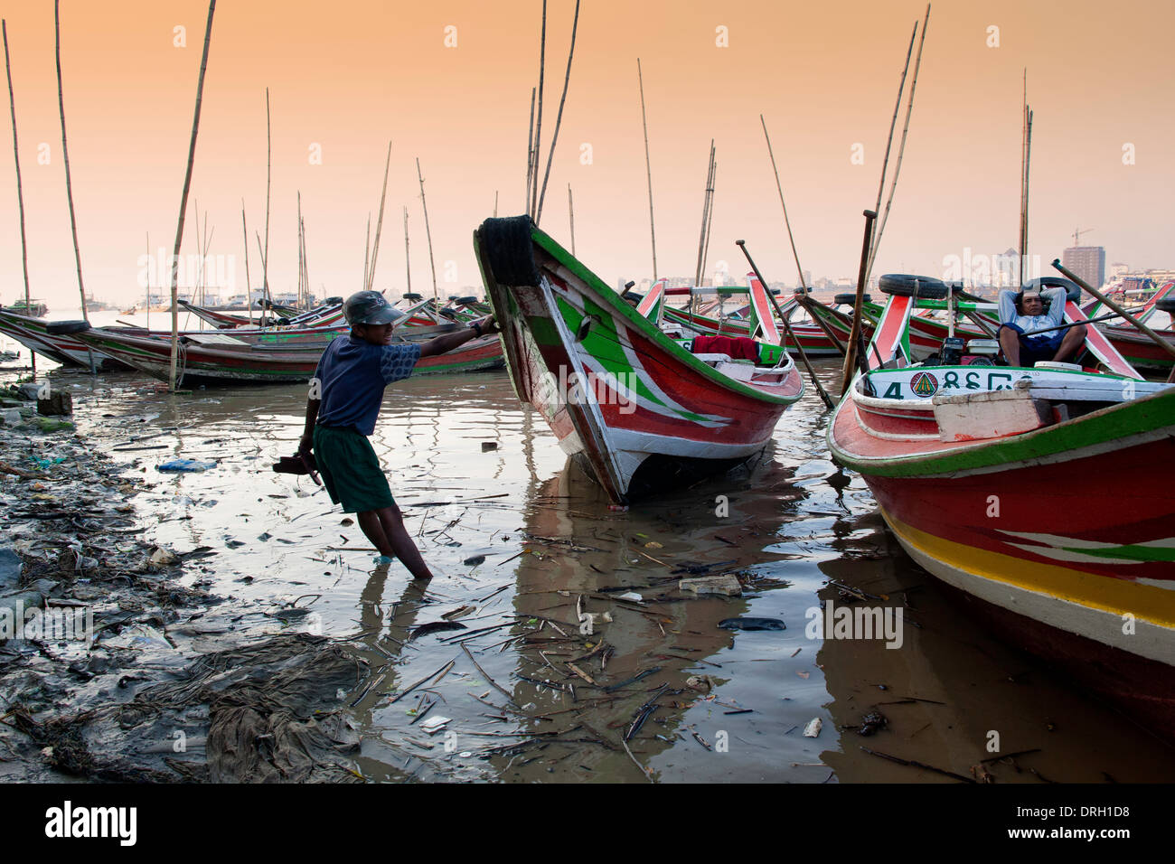 Dragging fishing boat hi-res stock photography and images - Alamy