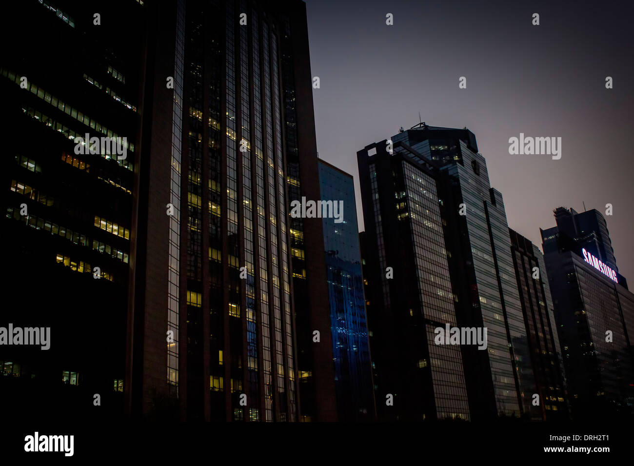 Dark urban street hi-res stock photography and images - Alamy