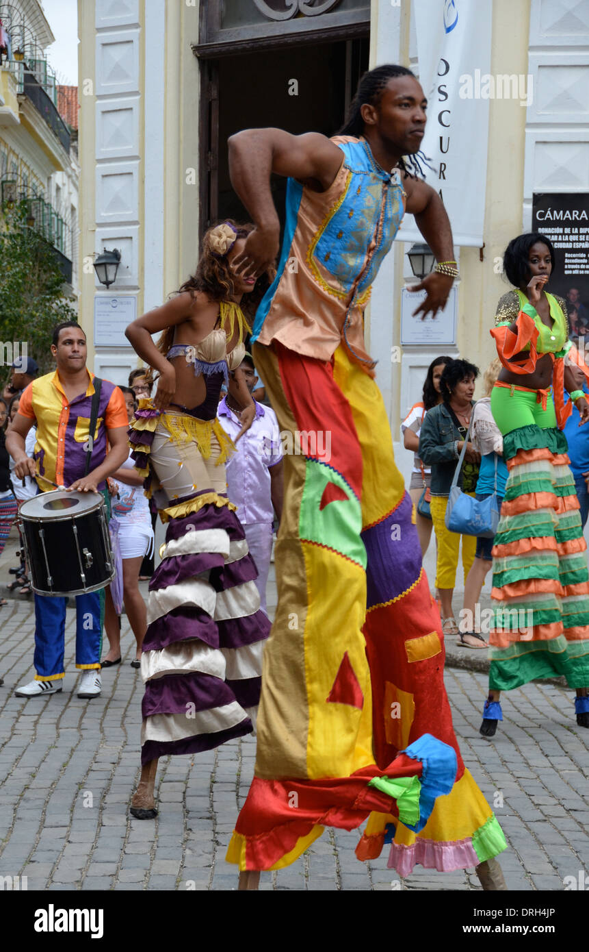 Cuba women dancing salsa hi-res stock photography and images - Alamy