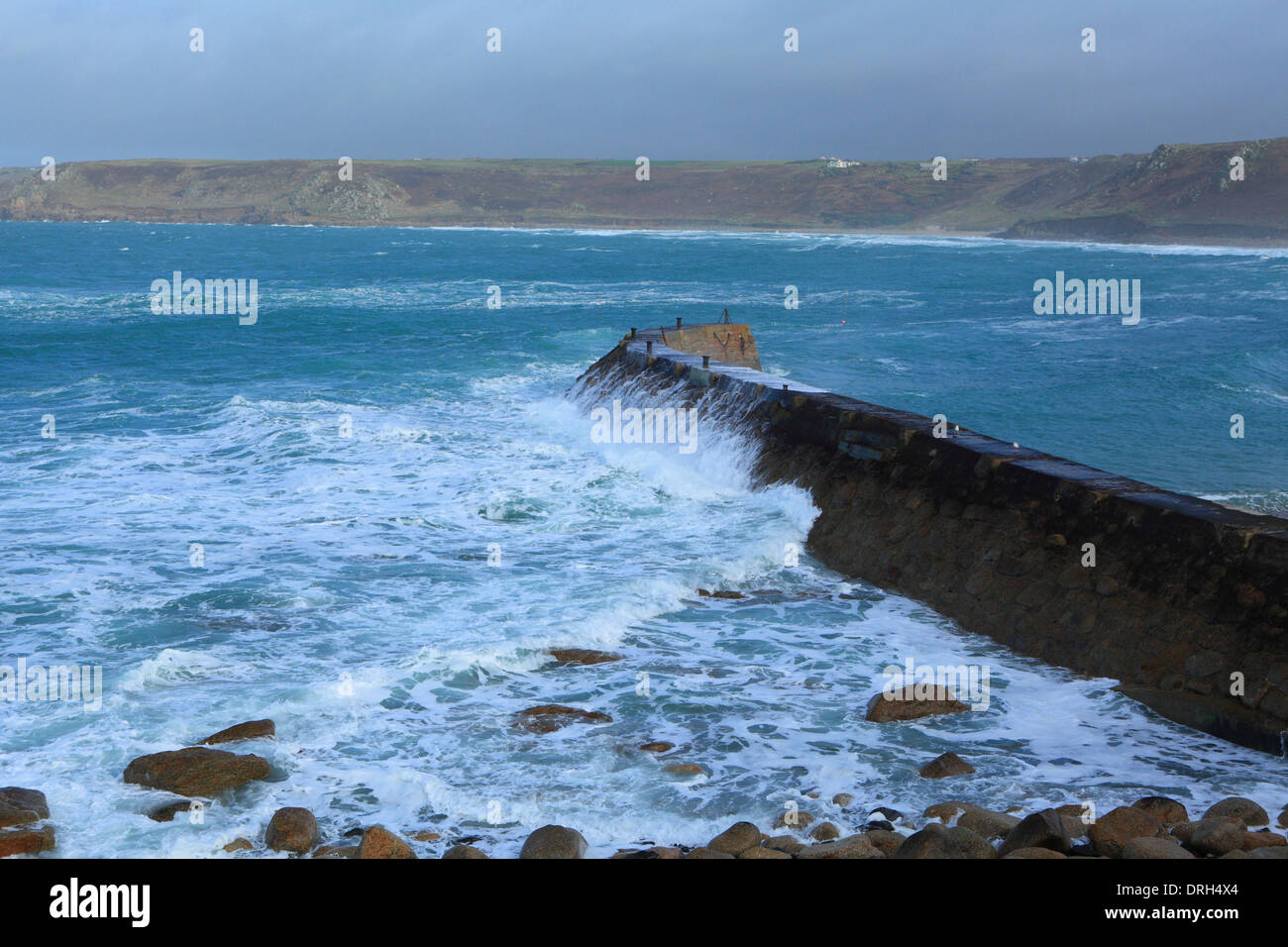 Ocean breaking across rocks hi-res stock photography and images - Alamy