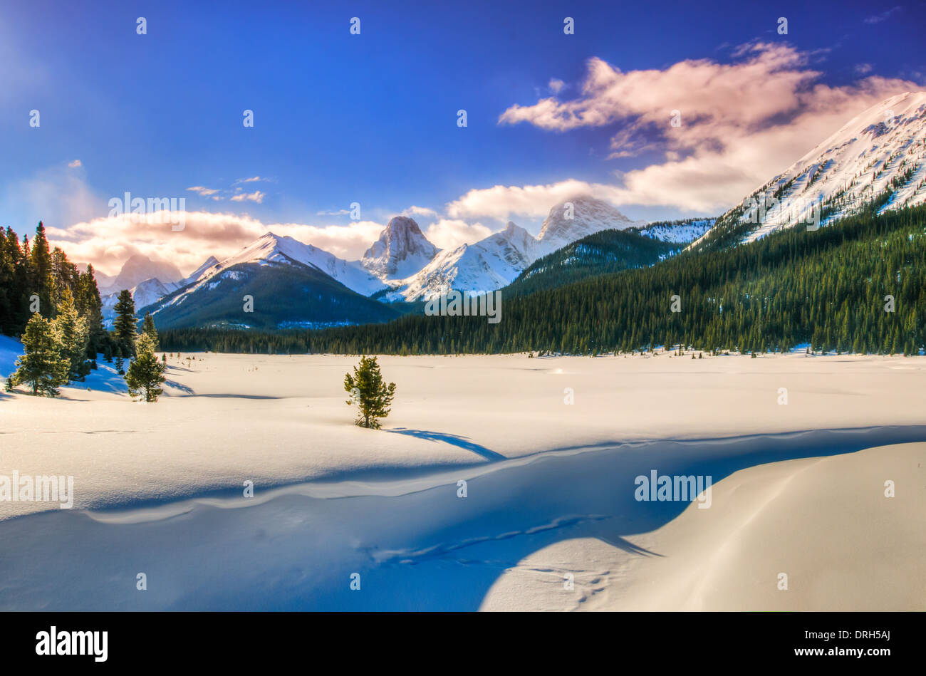 Canadian rocky mountains in winter hi-res stock photography and images ...