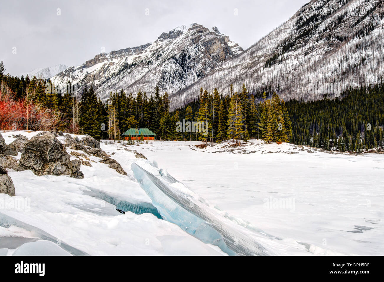 Lake minnewanka and winter hi-res stock photography and images - Alamy