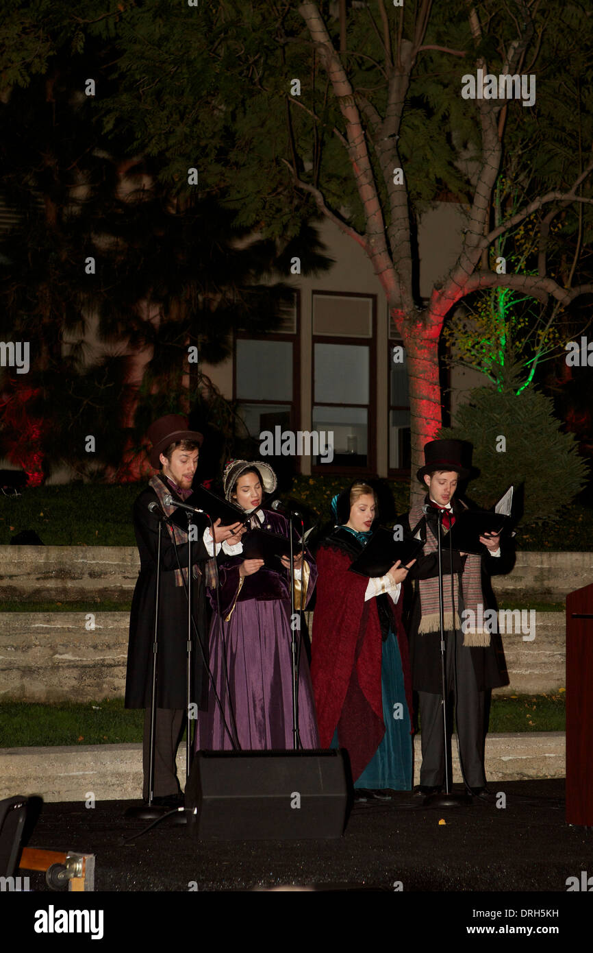 Victorian carol singers hi-res stock photography and images - Alamy
