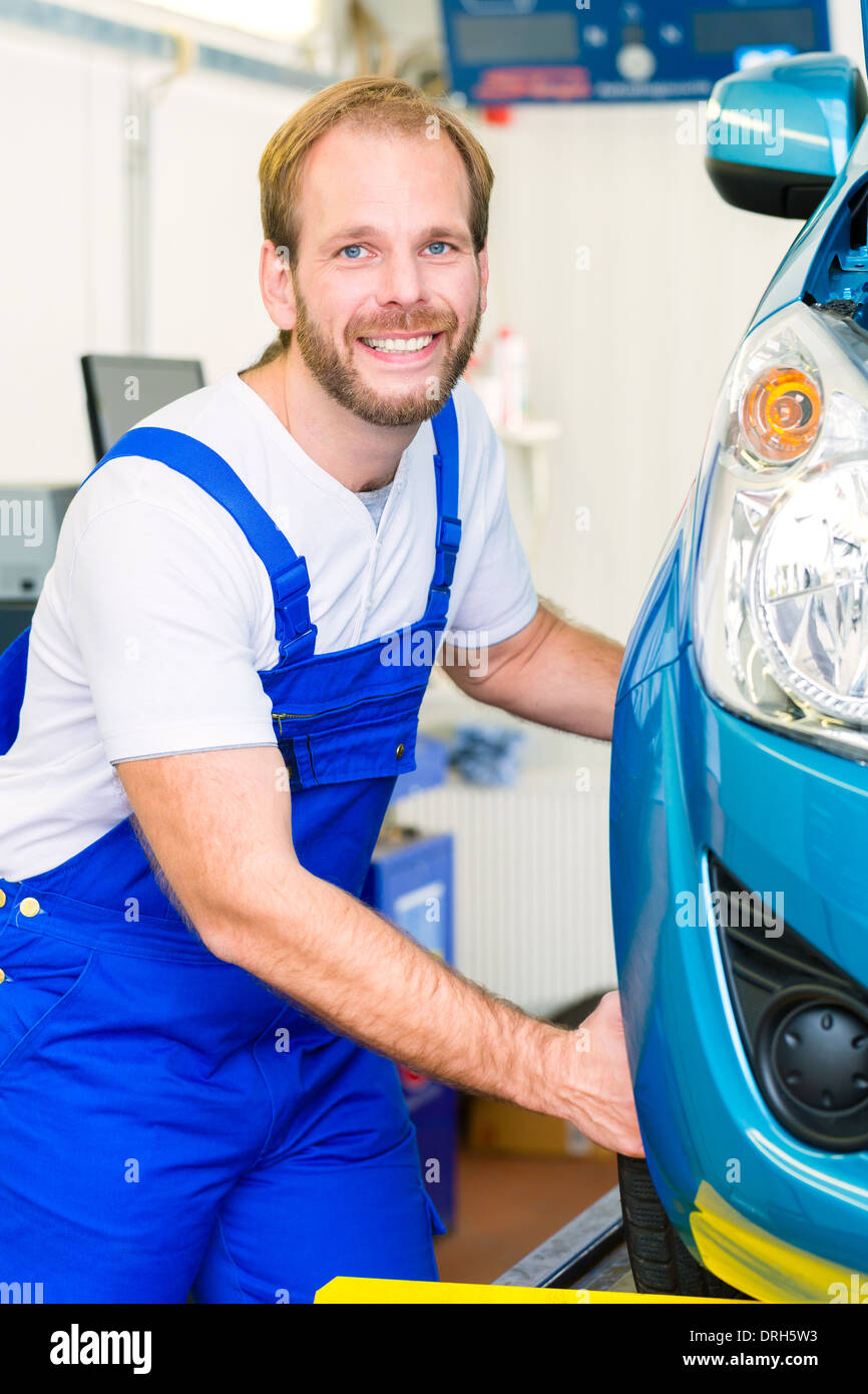 Car mechanic repairing customer hi-res stock photography and images - Alamy