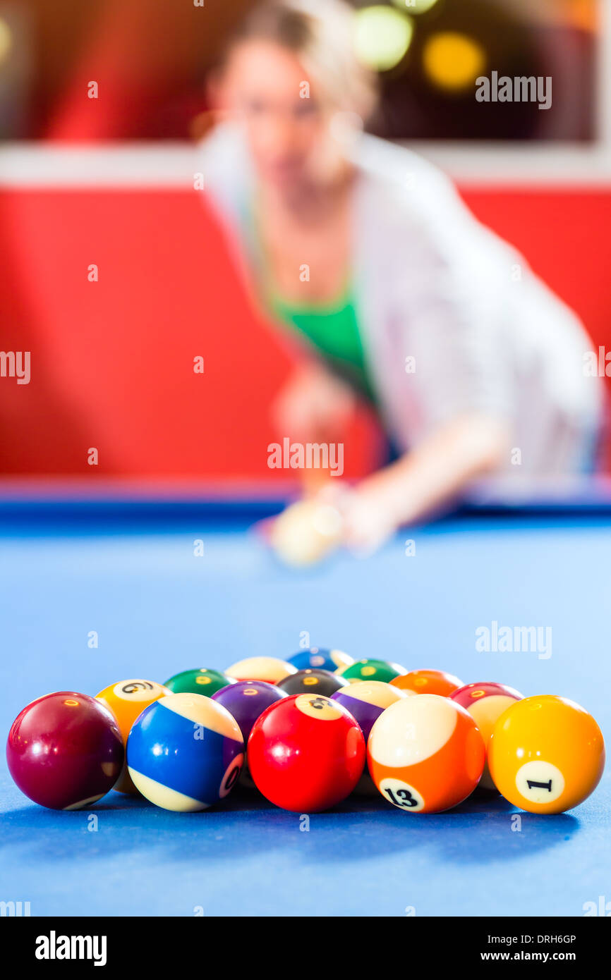 Female pool player hi-res stock photography and images - Alamy