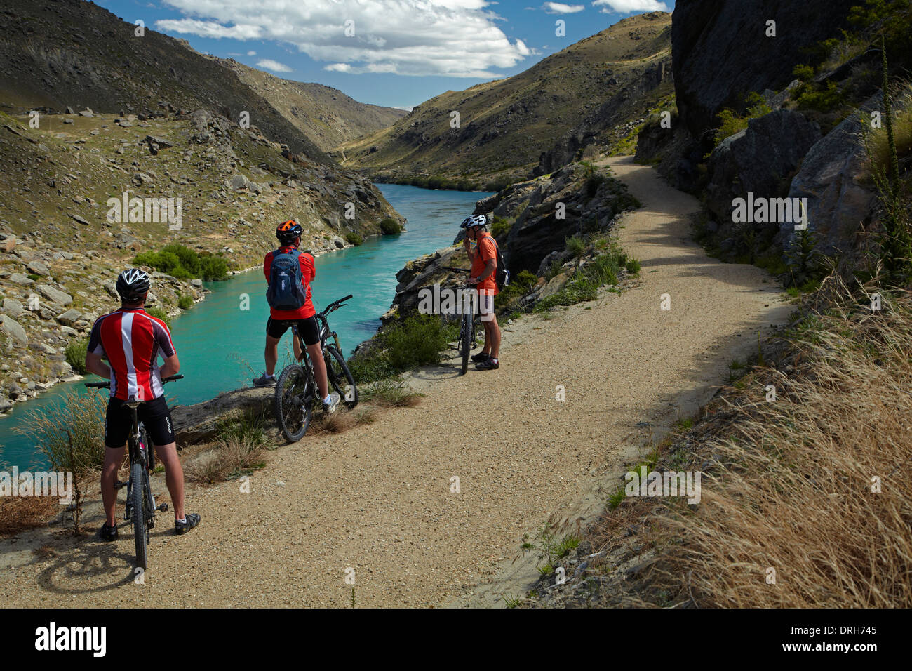 Mountain bikers and Lake Roxburgh on Roxburgh Gorge Cycle and Walking ...