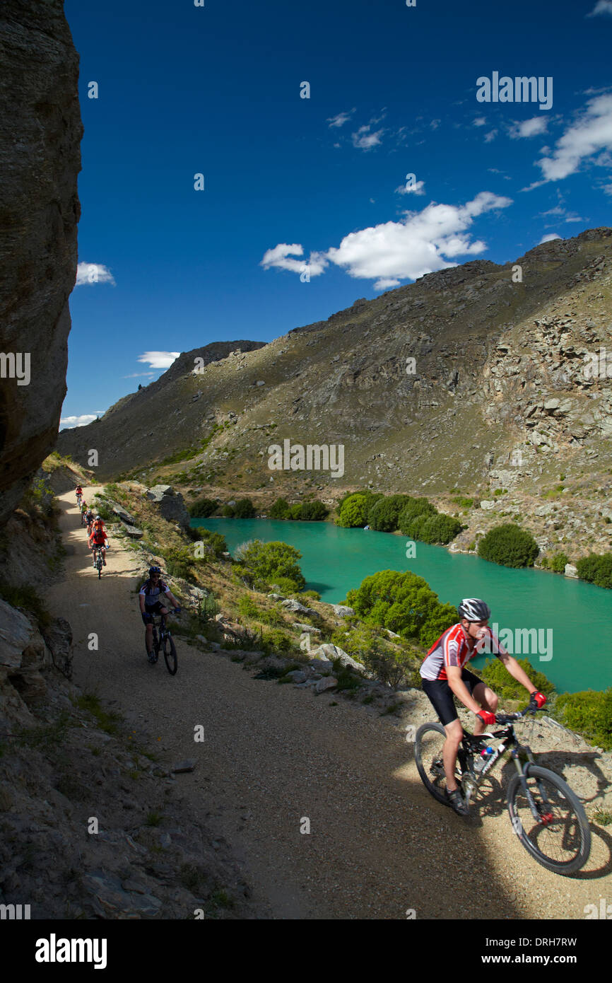 Mountain bikers and Lake Roxburgh on Roxburgh Gorge Cycle and Walking ...