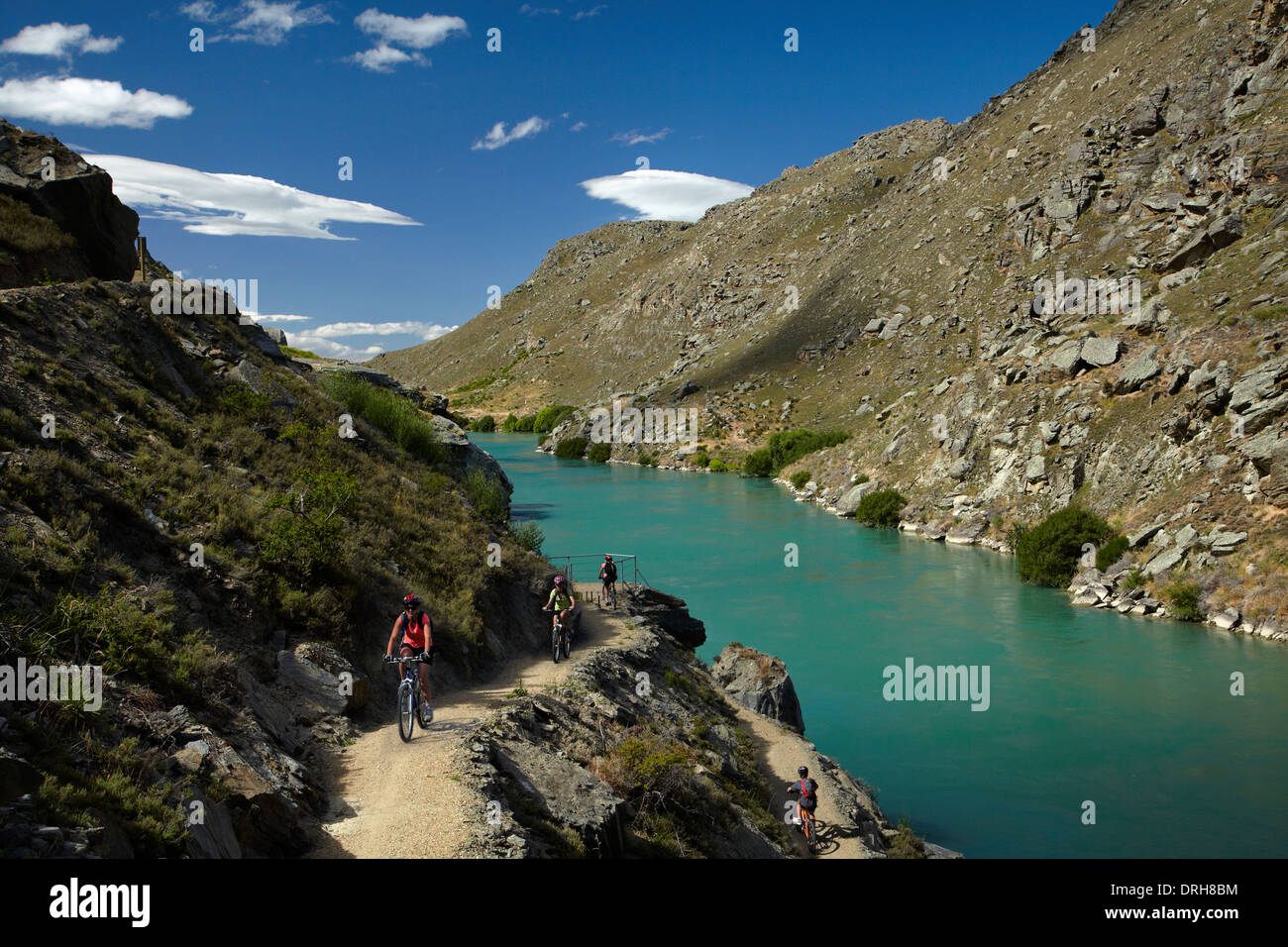 Mountain bikers and Lake Roxburgh on Roxburgh Gorge Cycle and Walking ...