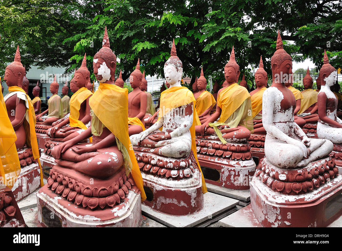 Row bronze statue hi-res stock photography and images - Alamy