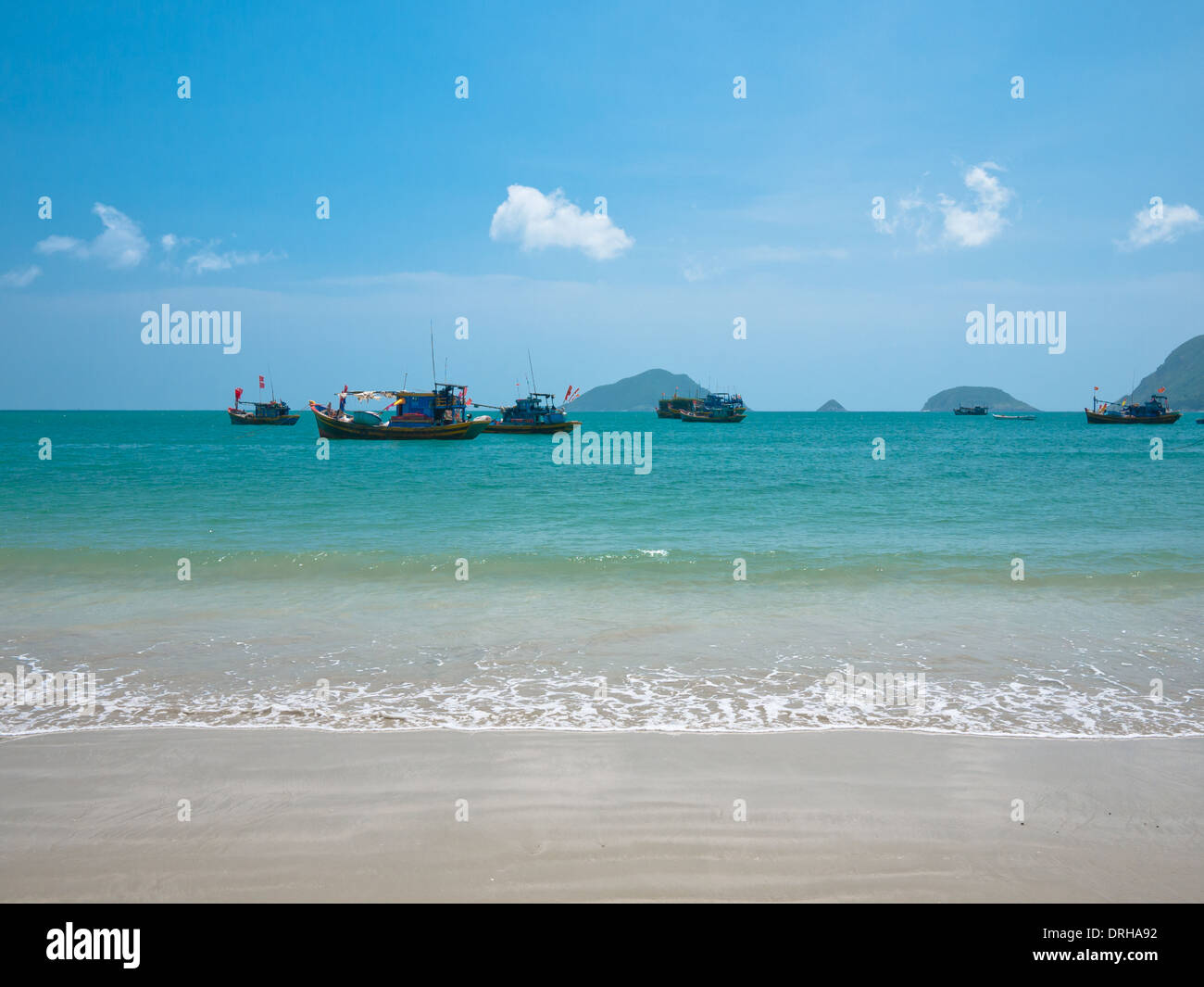 Boats con dao vietnam hi-res stock photography and images - Alamy