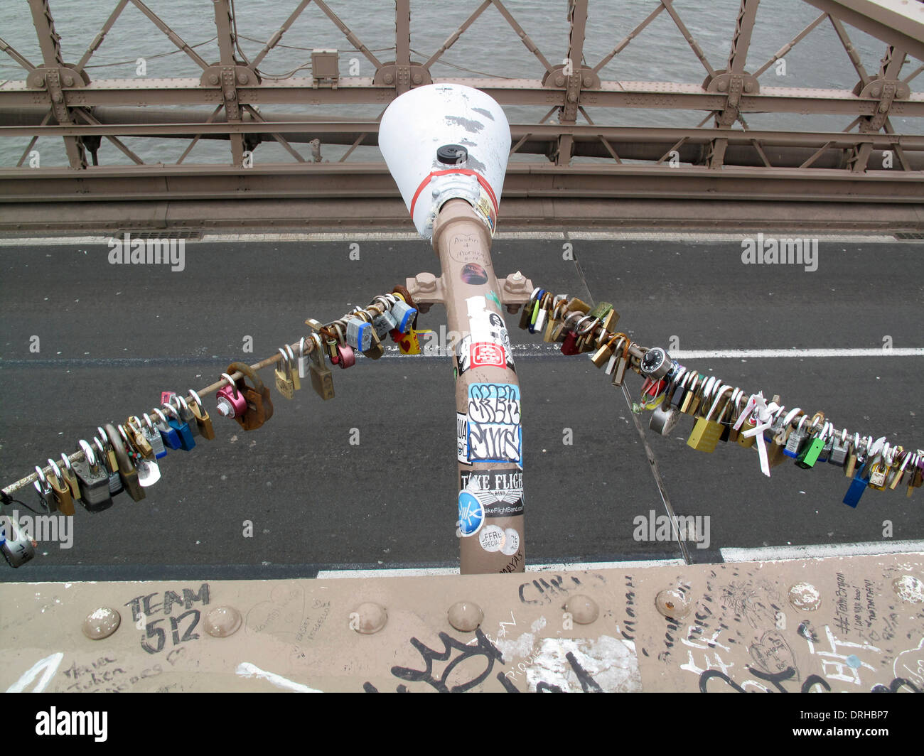 Love lock bridge brooklyn hi-res stock photography and images - Alamy