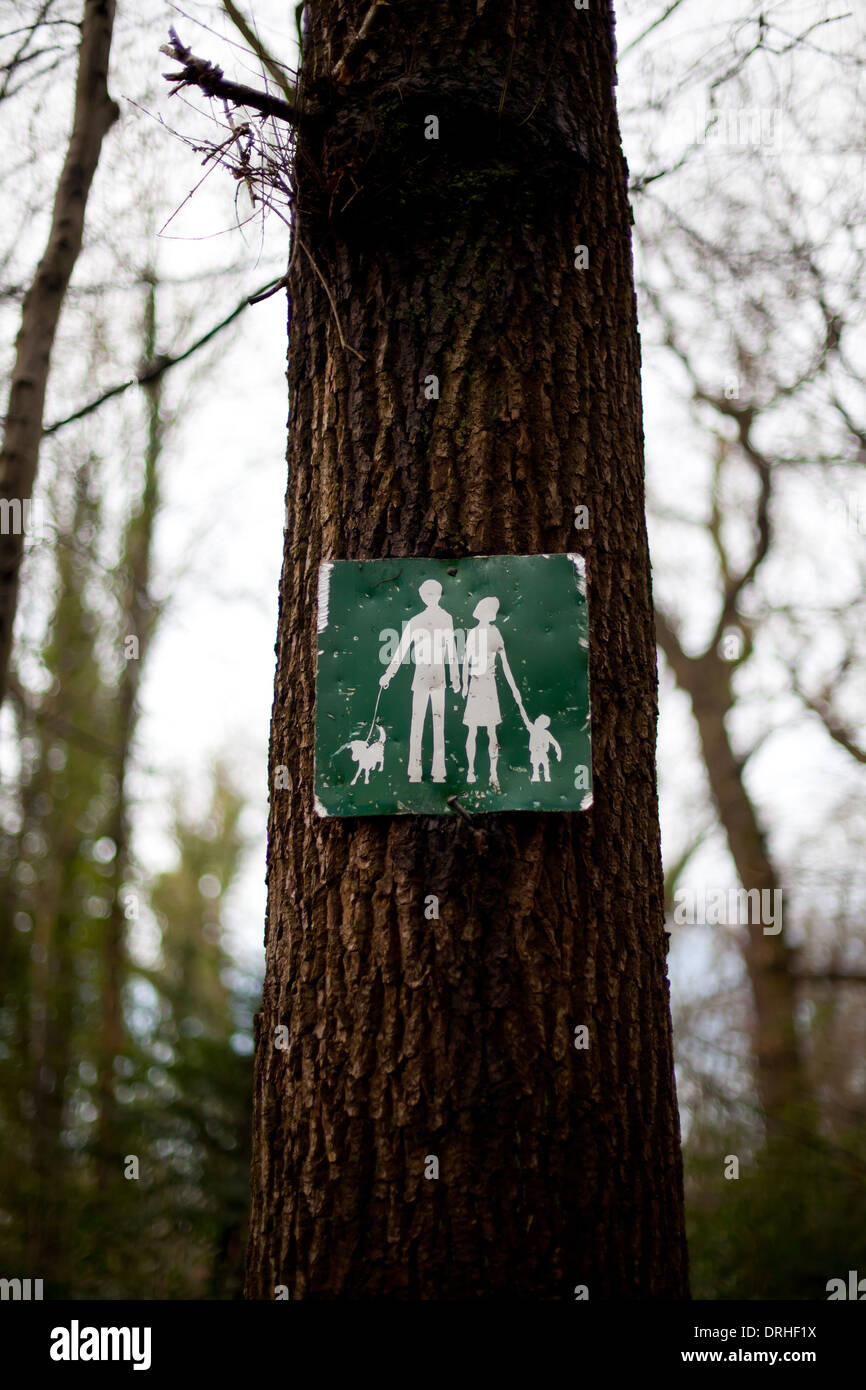 Walking sign countryside hi-res stock photography and images - Alamy