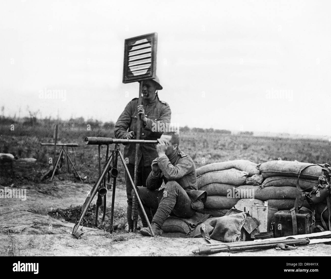 Two soldiers using a signalling shutter, WW1 Stock Photo - Alamy
