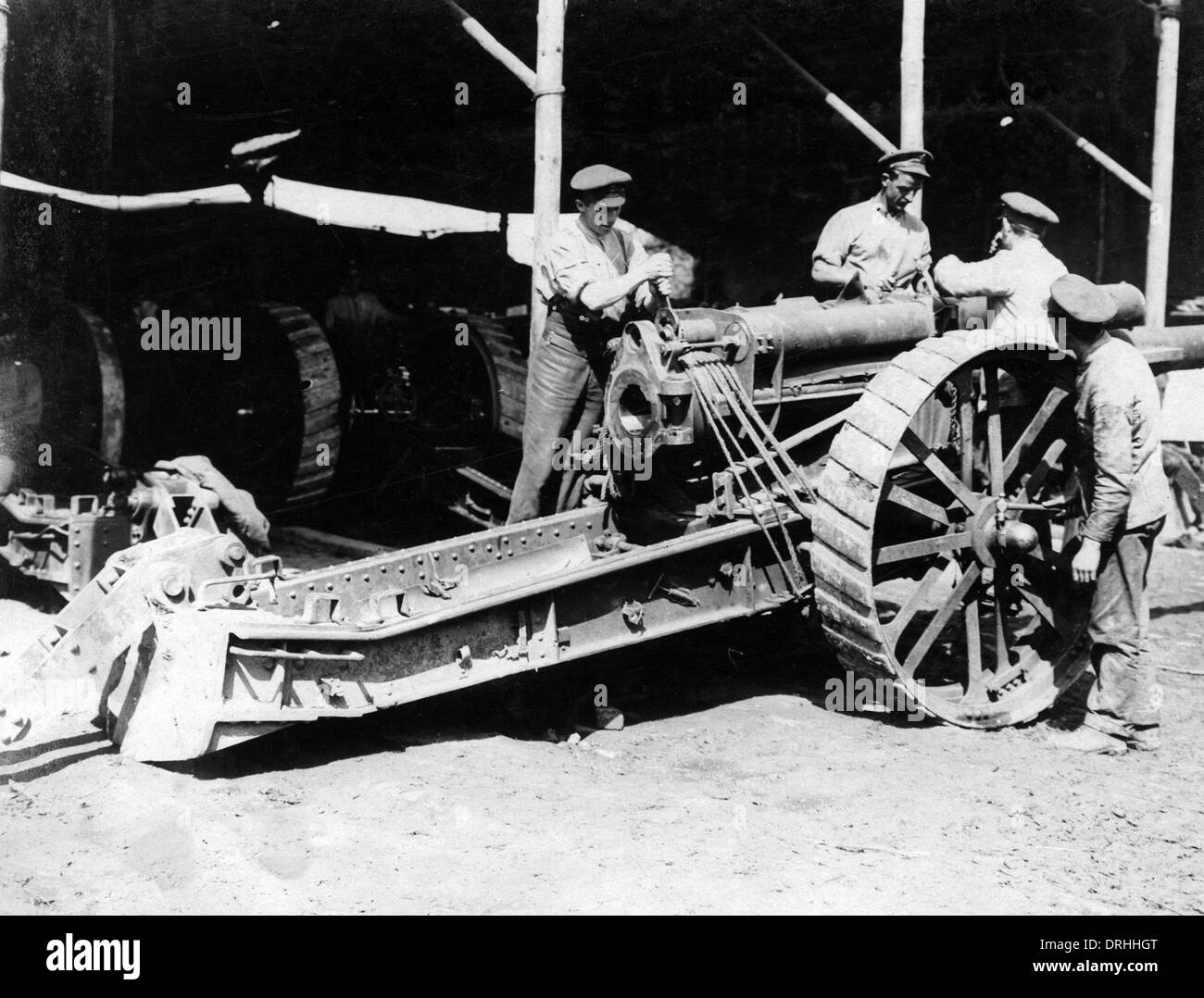 British gun repair, ordnance workshop, WW1 Stock Photo - Alamy