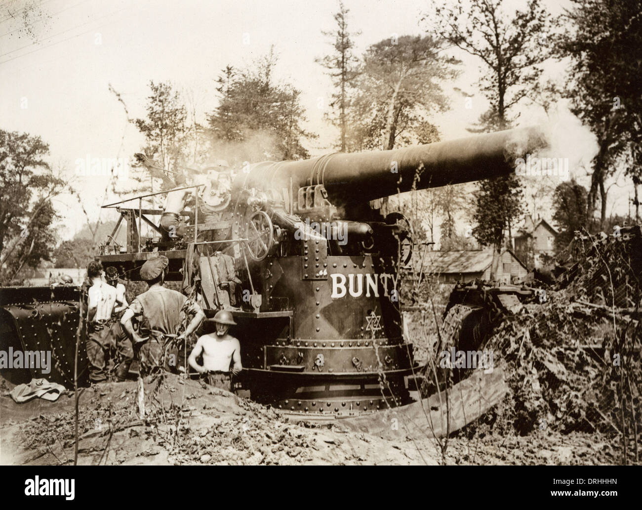 Big gun smoking after being fired, Western Front, WW1 Stock Photo - Alamy