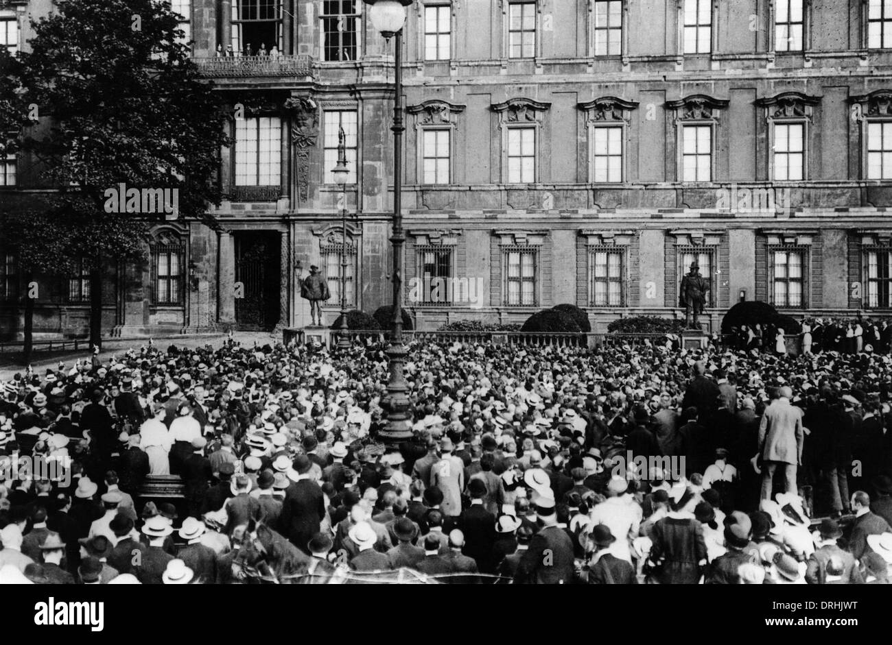 Kaiser Wilhelm II on palace balcony, Berlin, WW1 Stock Photo - Alamy