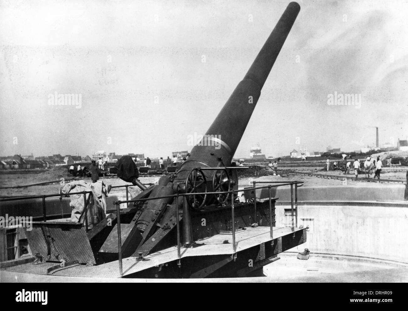 Gun of Tirpitz Battery in firing position, Ostend, WW1 Stock Photo - Alamy