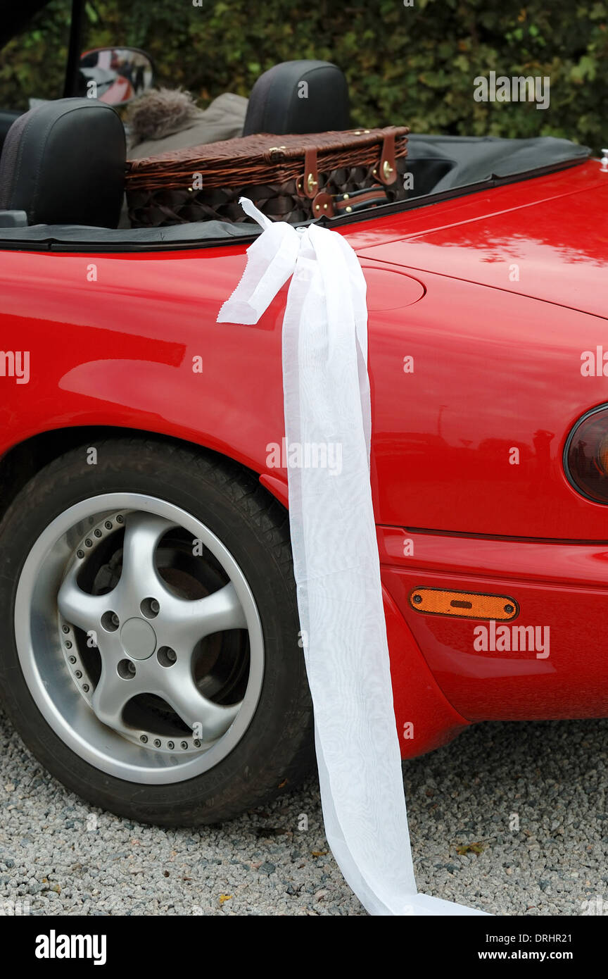 Red wedding car Stock Photo - Alamy