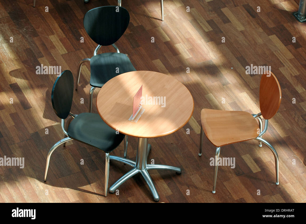 Empty table in a restaurant Stock Photo - Alamy