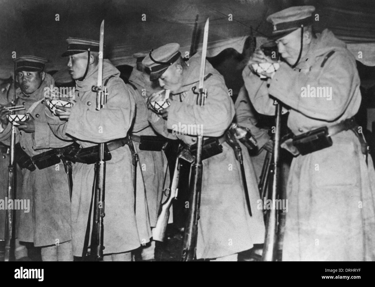 Japanese infantry eat rice Stock Photo - Alamy