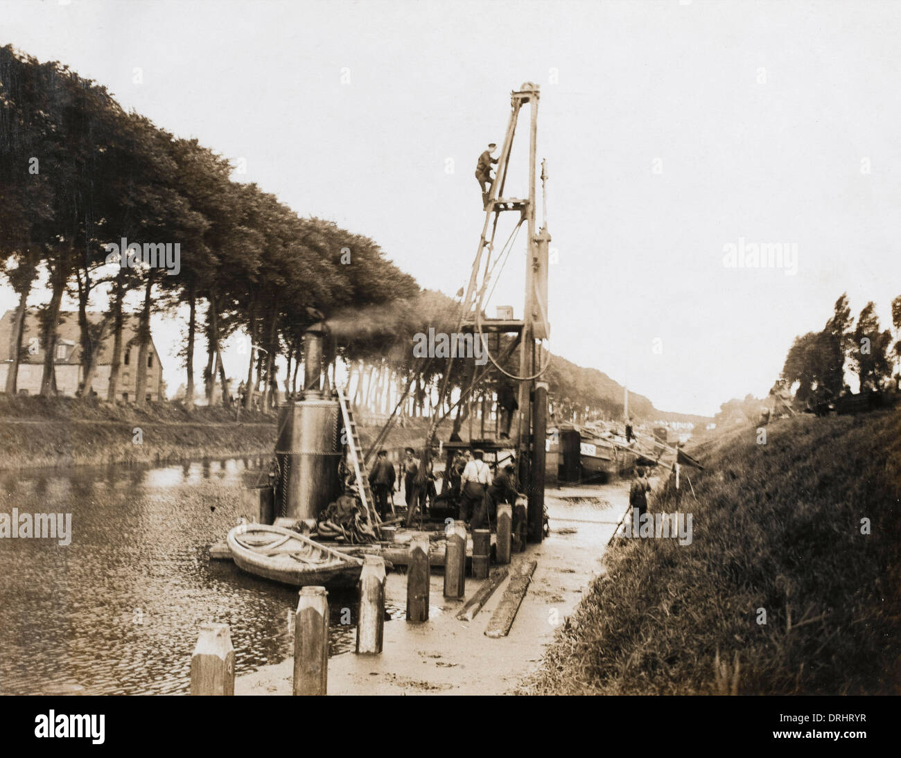 Brtish troops constructing canal wharf, WW1 Stock Photo - Alamy