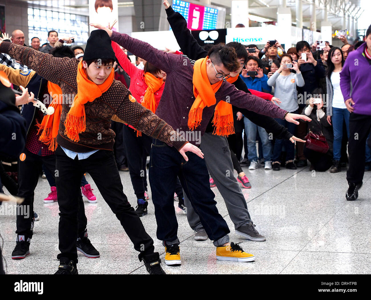 Flash mobs hi-res stock photography and images - Alamy