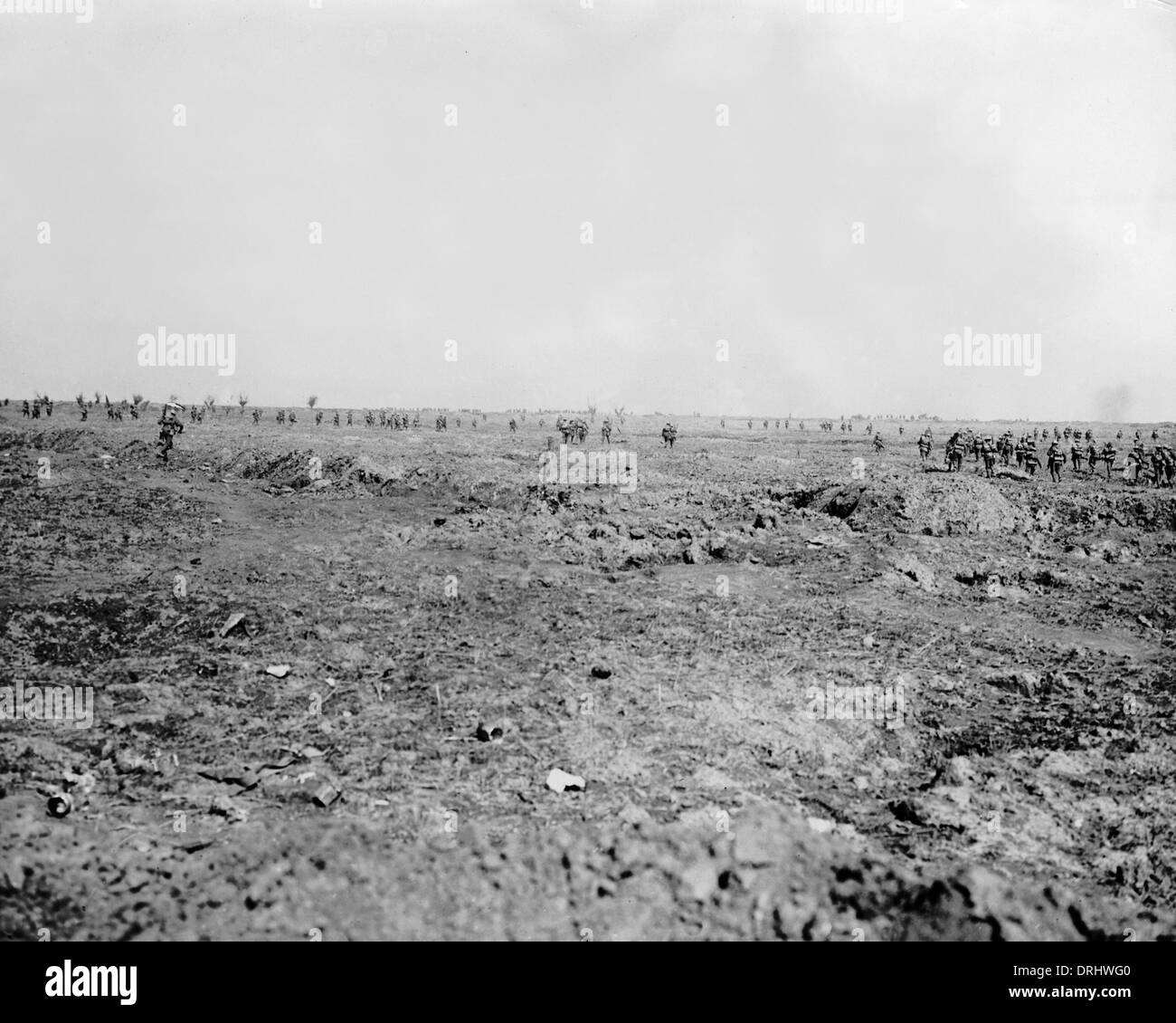 British troops moving in to attack, Western Front, WW1 Stock Photo - Alamy
