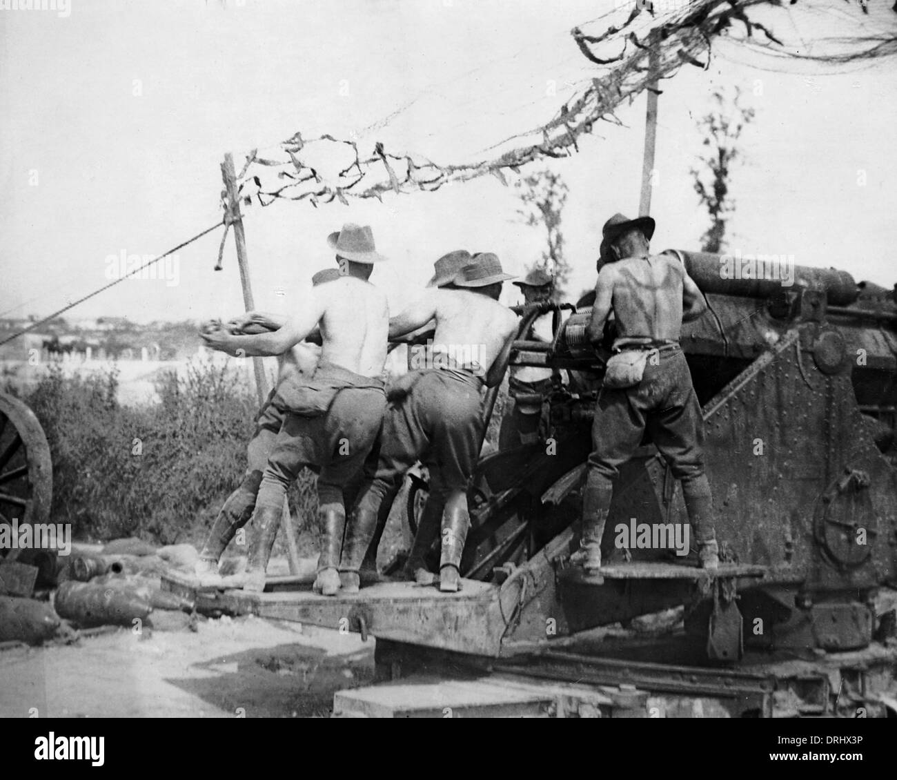 Soldiers loading artillery shell hi-res stock photography and images ...