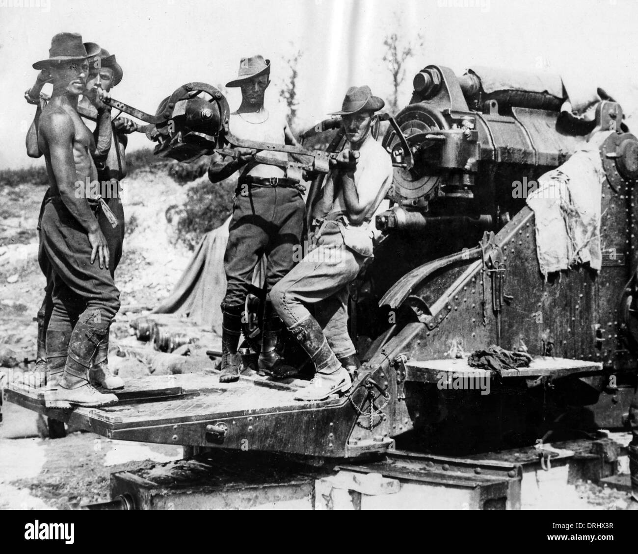 Australian gunners loading shell, Western Front, WW1 Stock Photo - Alamy