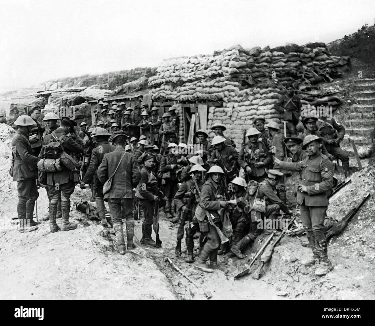 British troops get ready to attack, Western Front, WW1 Stock Photo - Alamy
