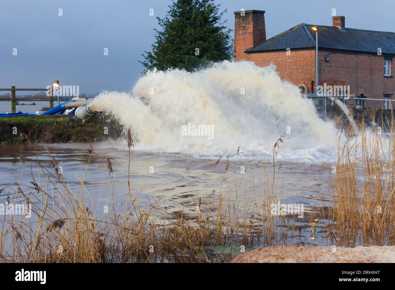Burrowbridge, UK. 27th Jan, 2014. Environment Agency pumps working to ...