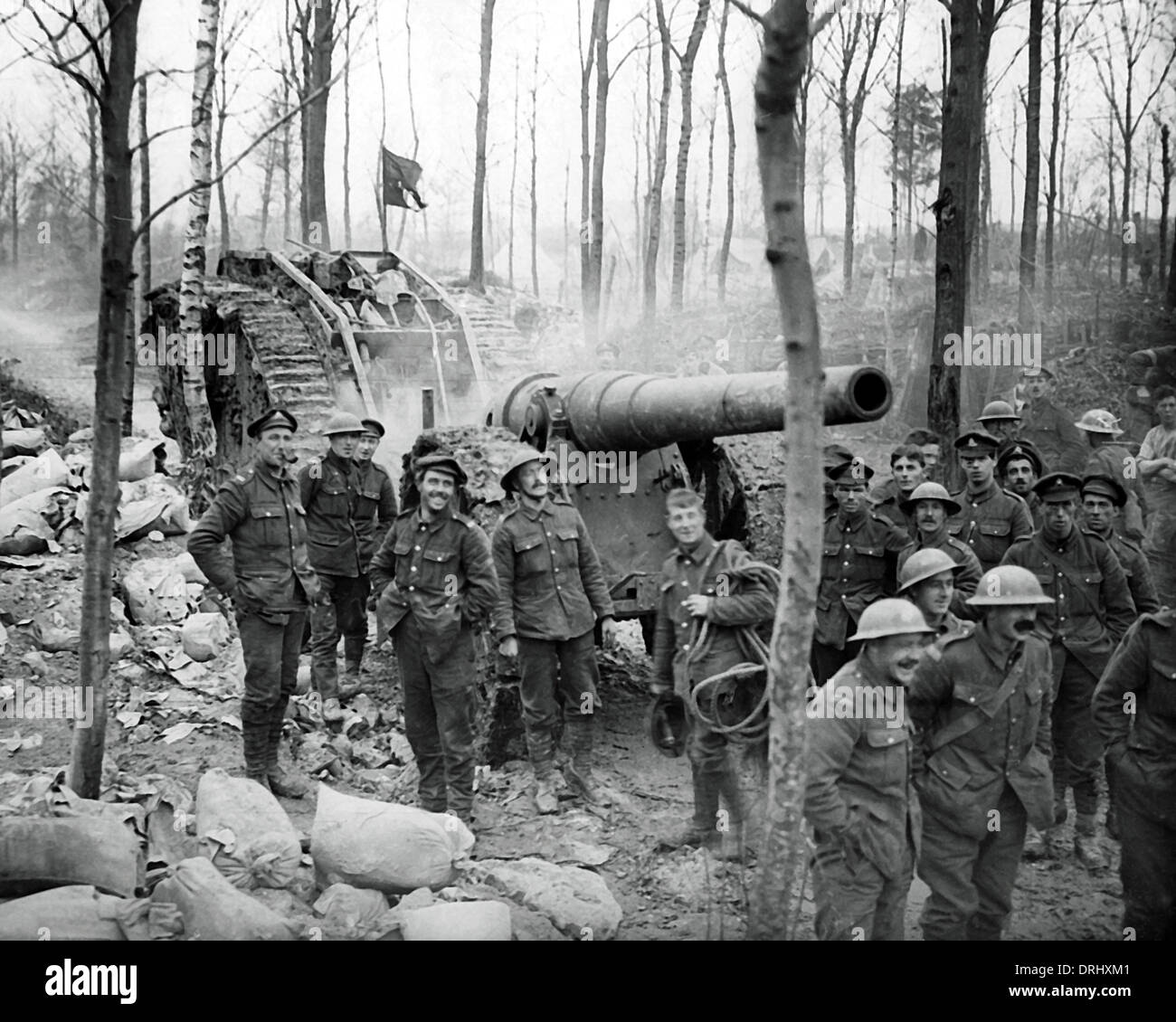 British soldiers with captured German gun, WW1 Stock Photo - Alamy