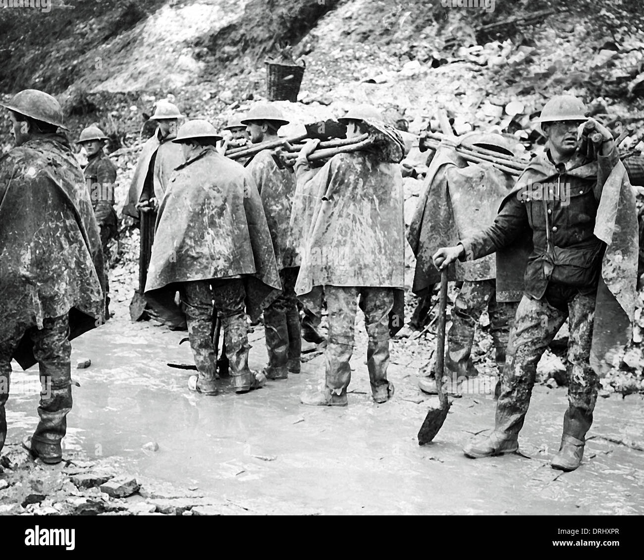 British working party in rain, Western Front, WW1 Stock Photo: 66162399 ...