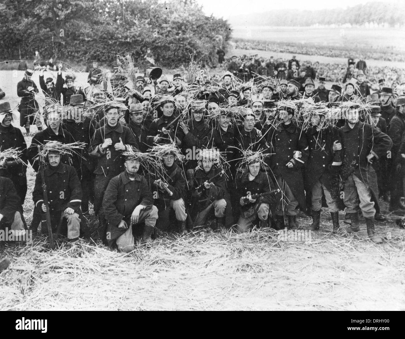 Belgian troops camouflaged with straw, Belgium, WW1 Stock Photo - Alamy