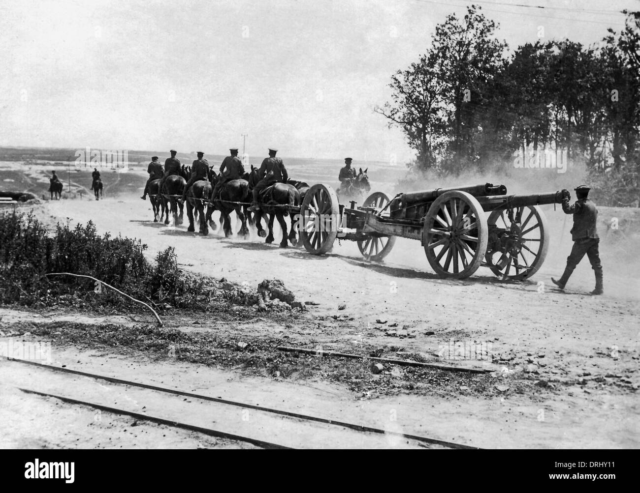 Australian troops transporting heavy gun, WW1 Stock Photo - Alamy