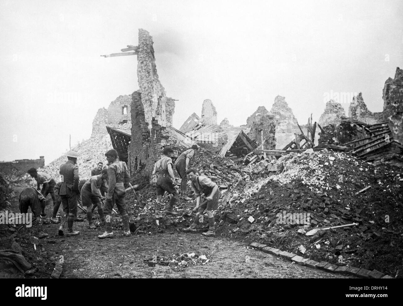 British troops clearing road through Contalmaison, WW1 Stock Photo - Alamy