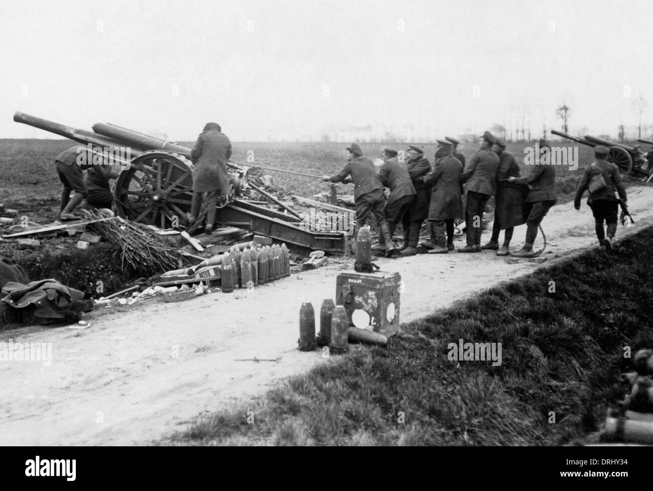 British gunners setting up 60-pounder, Western Front, WW1 Stock Photo ...