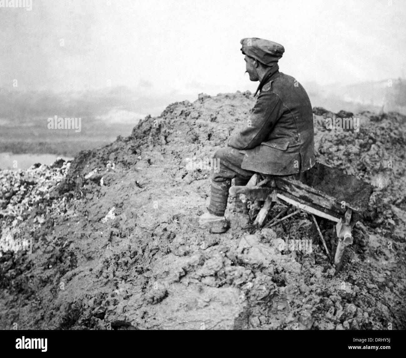 Wwi british soldiers mud hi-res stock photography and images - Alamy
