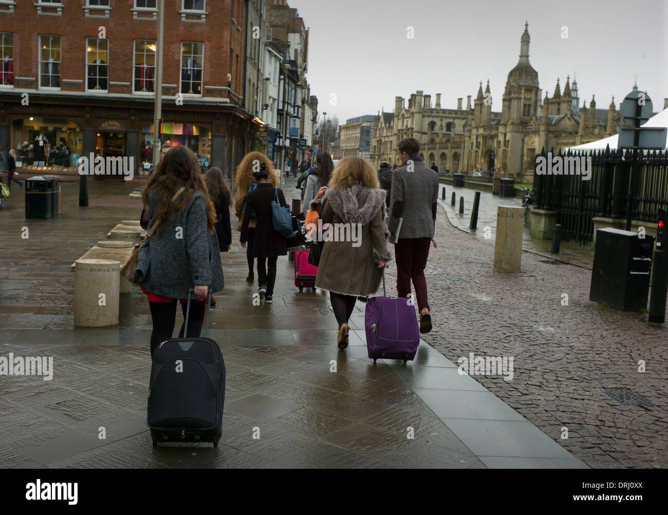 Students arrive uk hi-res stock photography and images - Alamy