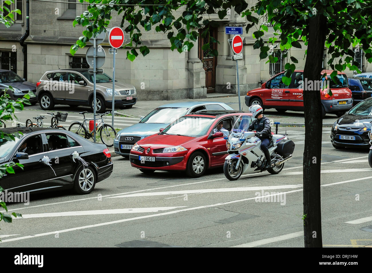 Police officer speaking driver hi-res stock photography and images - Alamy
